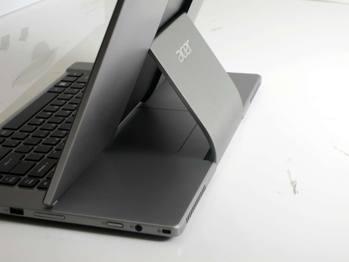 Photos: First look at Acer's R7 - iTnews