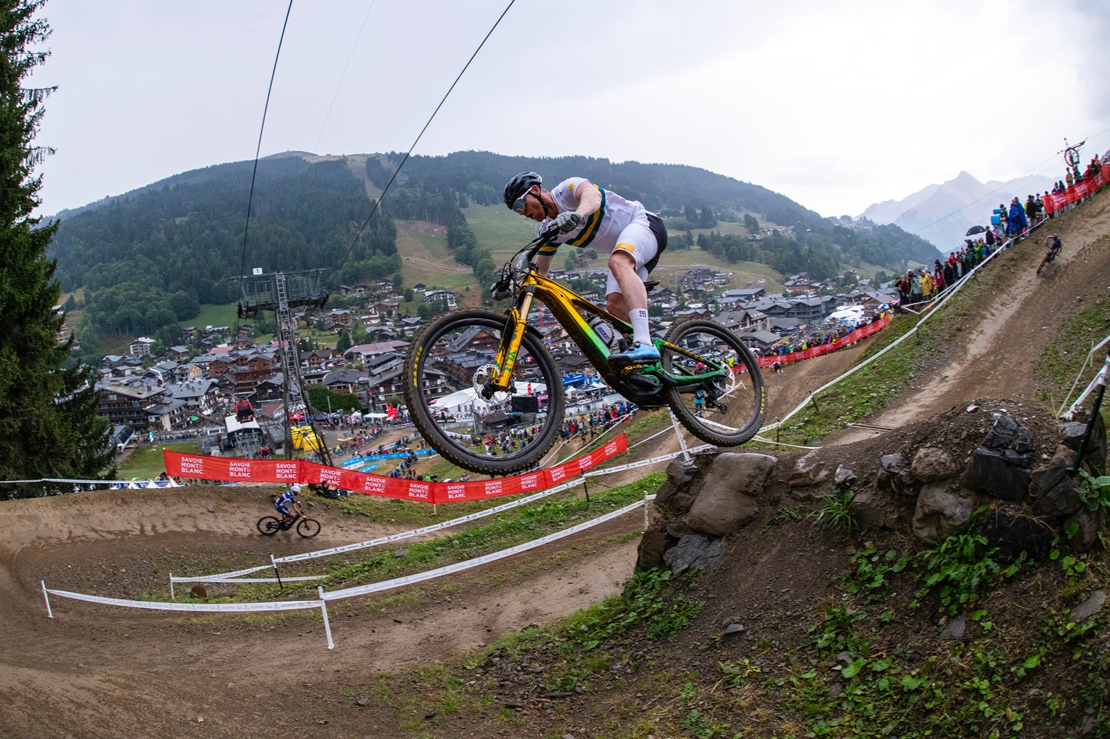 Josh Carlson beats Peter Sagan at e-bike Worlds | AMBmag.com.au