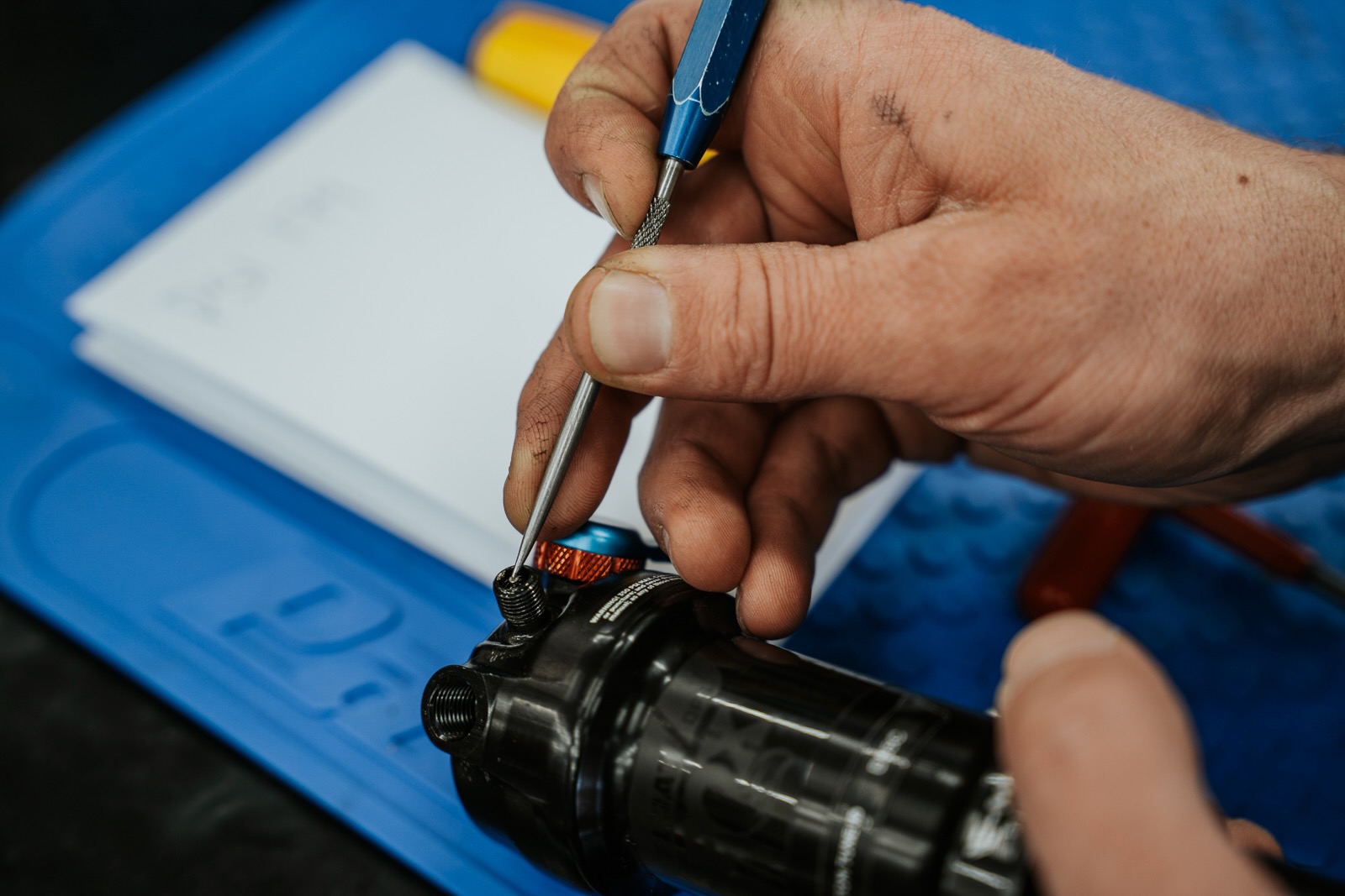 How to service your FOX DPS shock | AMBMag.com.au