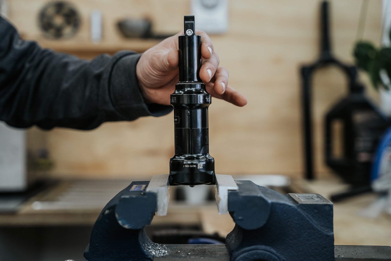 How to service your FOX DPS shock | AMBMag.com.au