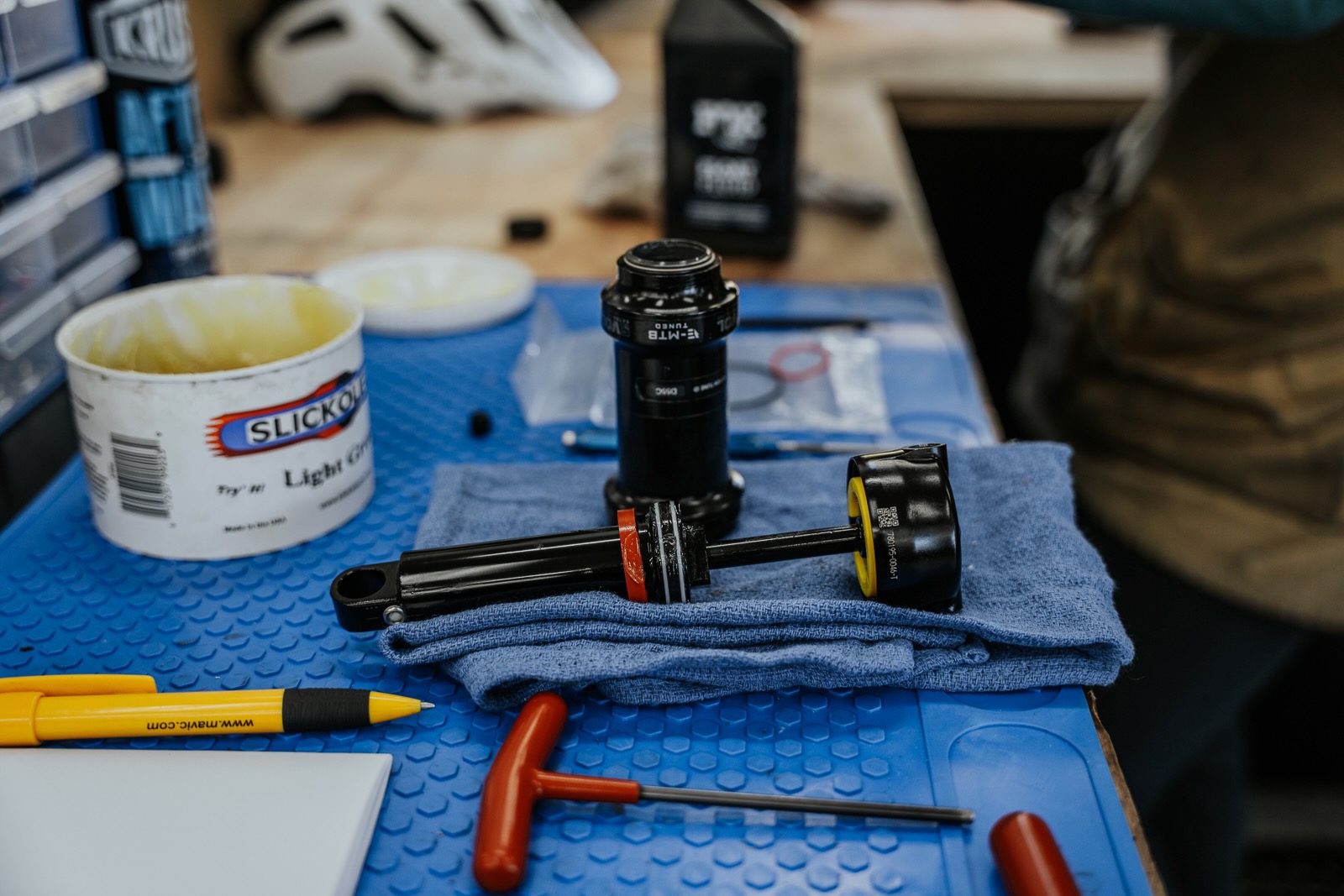 How to service your FOX DPS shock | AMBMag.com.au