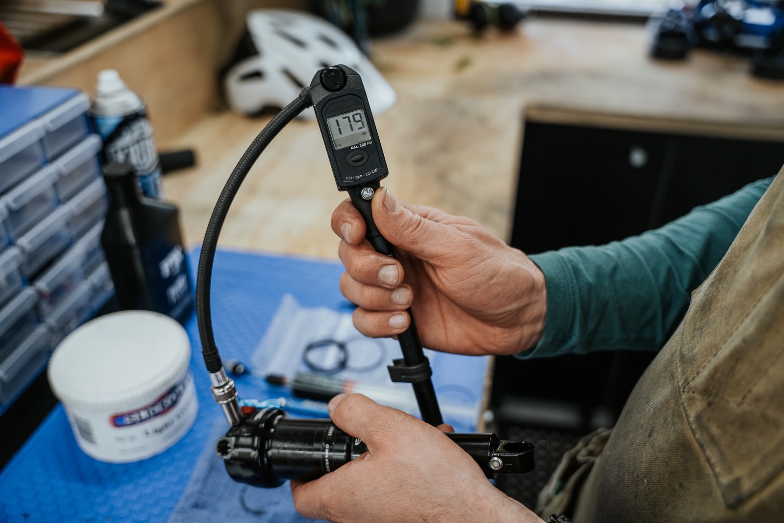 How to service your FOX DPS shock | AMBMag.com.au