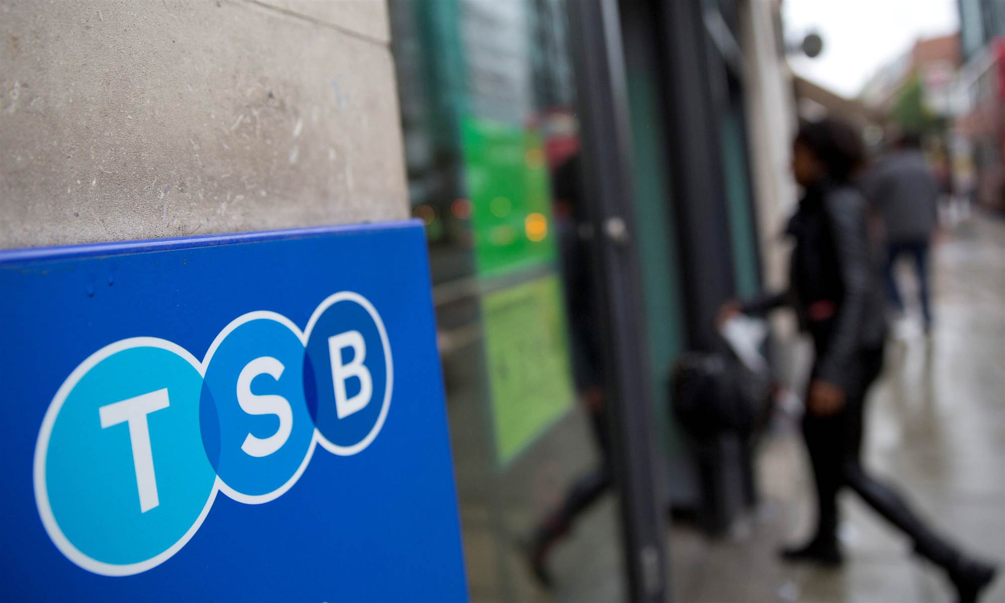 Britain's TSB hit again by IT failure, delaying customer wages - iTnews