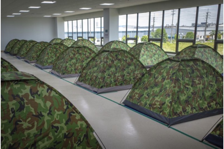 Vietnam workers sleeping on their factory floor to reduce COVID ...