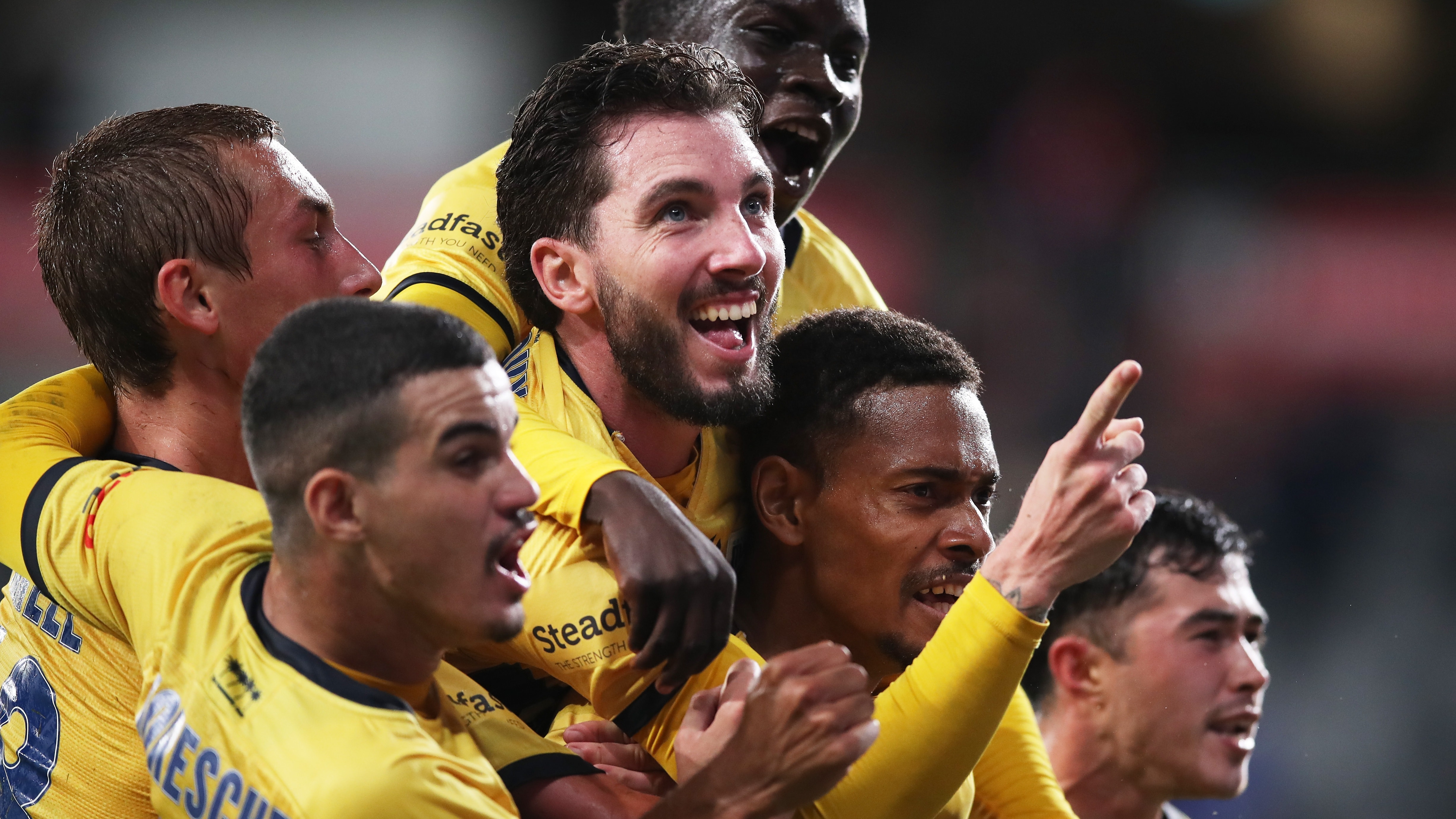 Ten-man Mariners fight back for A-League draw