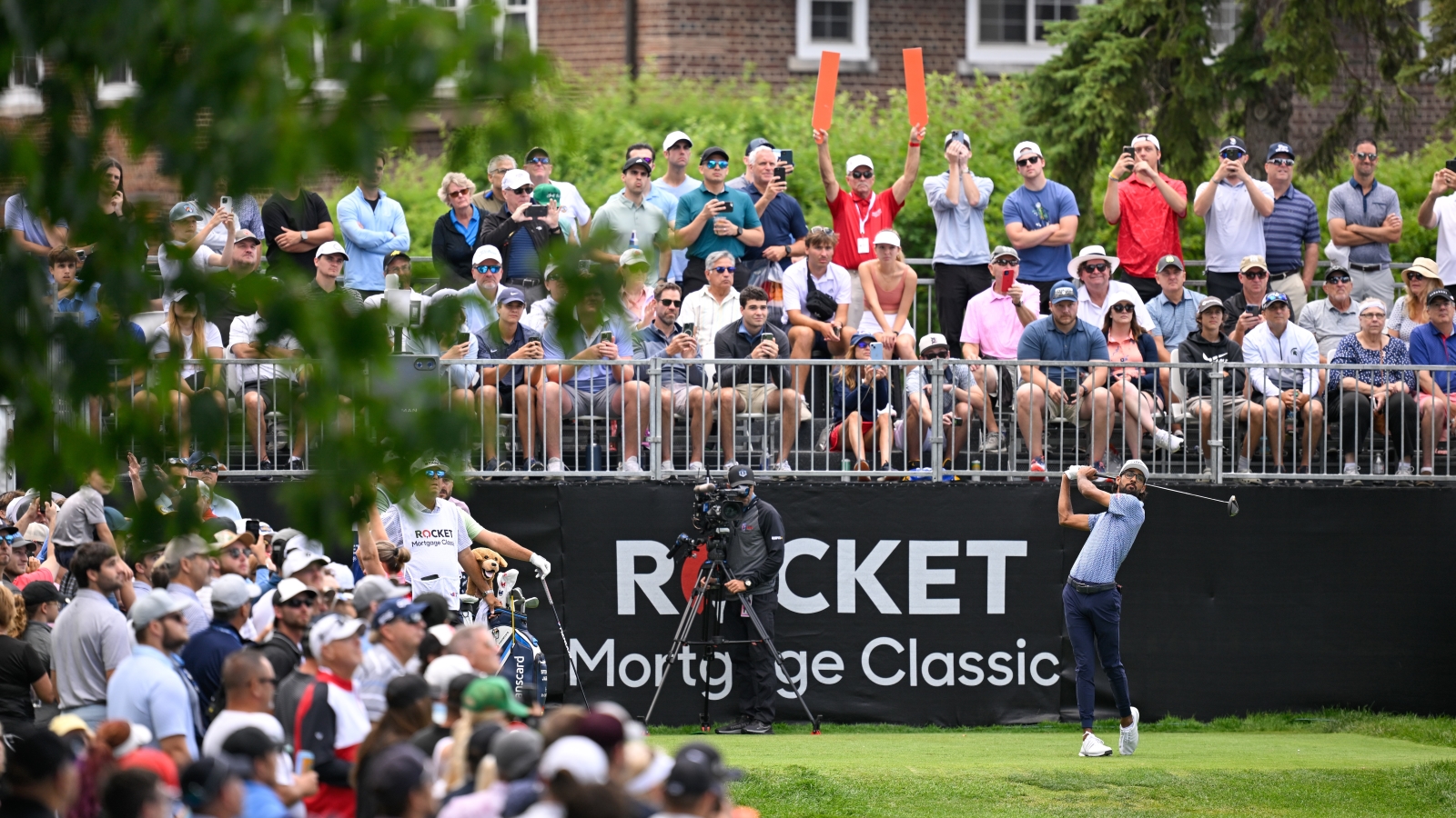 Eagle-birdie finish boosts Bhatia to first-round lead - Golf Australia ...