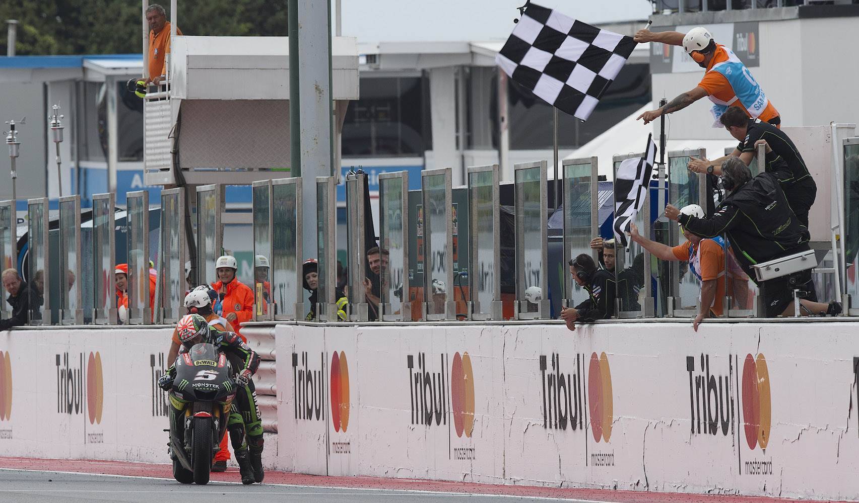 VIDEO: MotoGP rider pushes bike across finish line - Motorsport ...