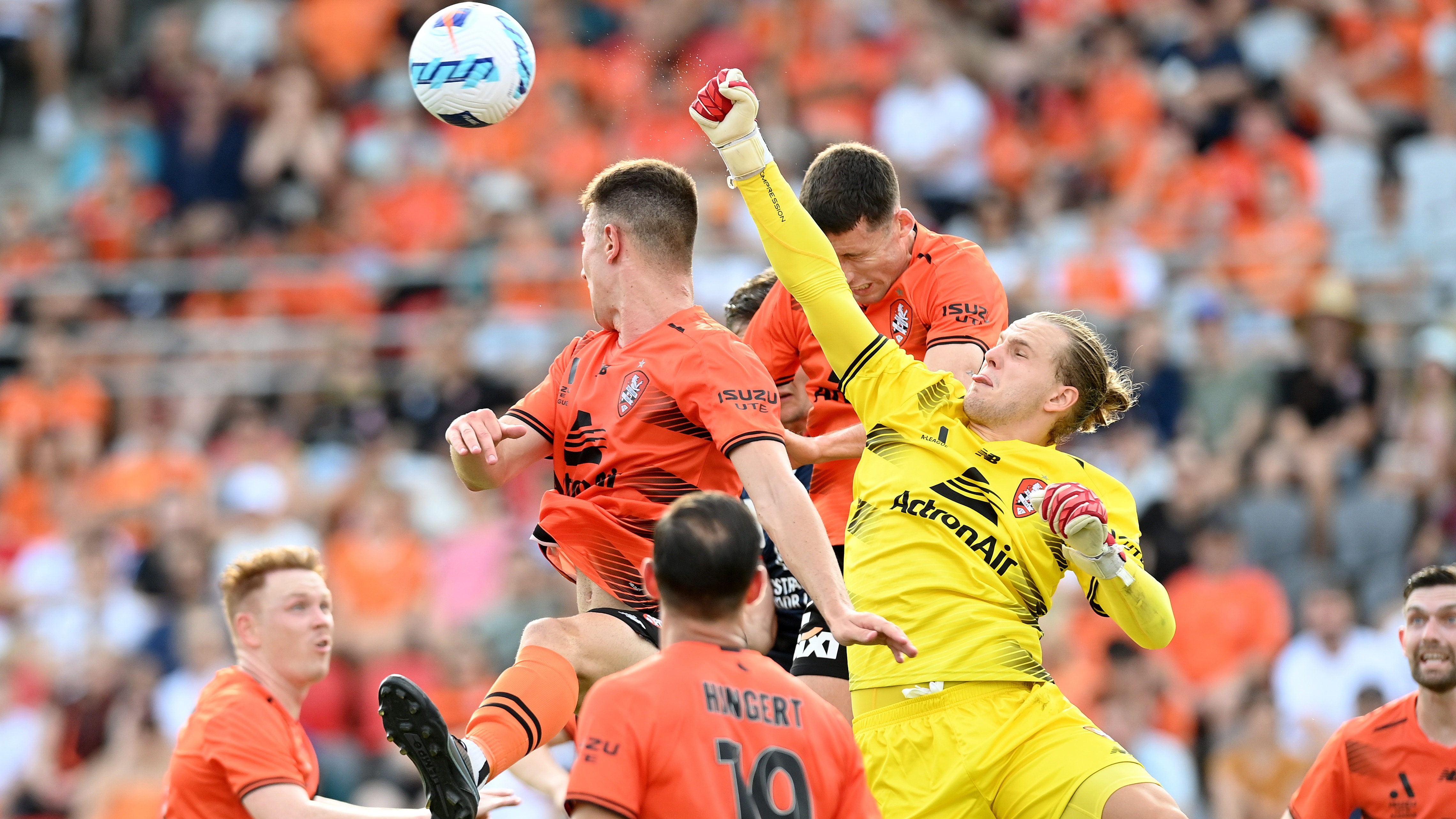 Melbourne Victory, Roar in A-League stalemate