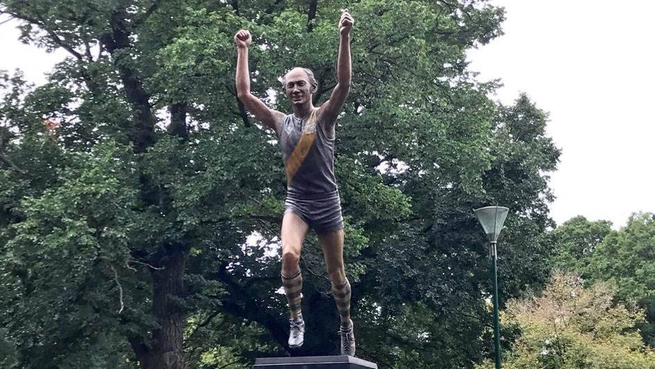 AFL legend Bartlett honoured with statue - AFL - Inside Sport