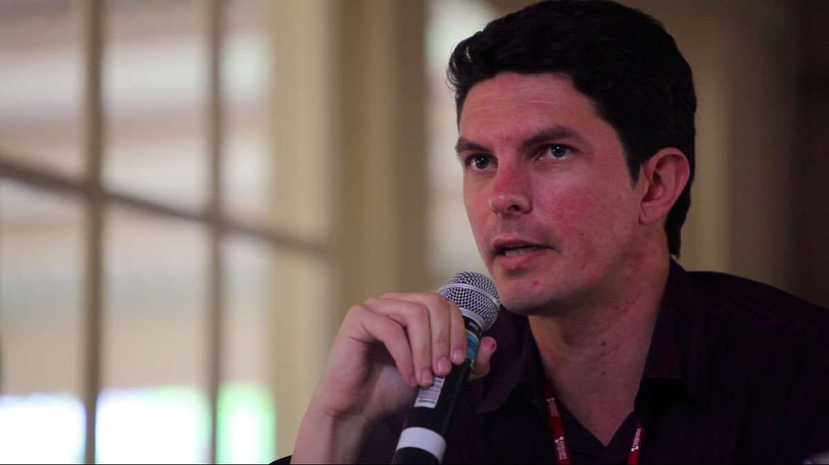 Photos: Linton, Ludlam let spray on NBN - iTnews